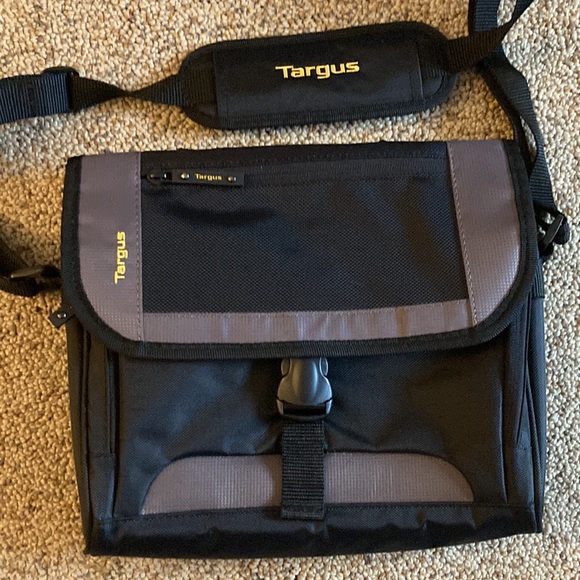 Targus | Bags | Targus City Gear Mini Messenger Bag Black | Poshmark